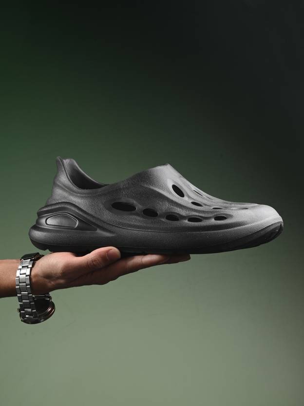 HRX by Hrithik Roshan Men Black Clogs - Buy HRX by Hrithik Roshan Men ...