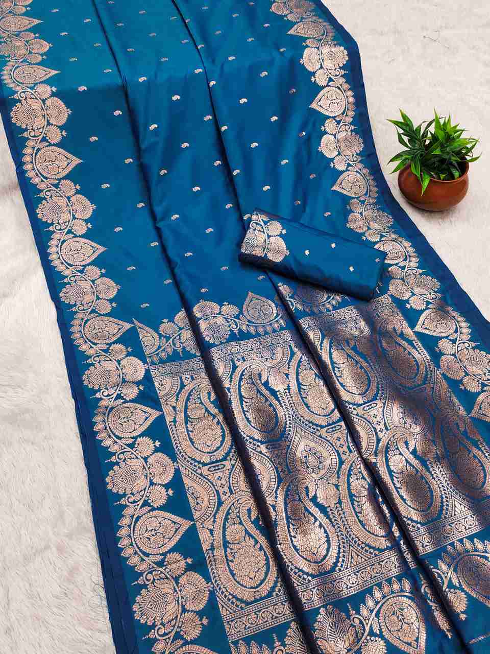 Buy Spetila Woven Banarasi Silk Blend Light Blue Sarees Online @ Best ...